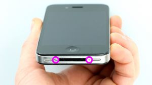 iPhone 4 Fastening the enclosure screws Guide – iDoc